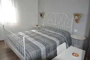 Quarto Duplo Romântico, vista para a montanha | Secretária, berços/camas para crianças grátis, Wi-fi grátis