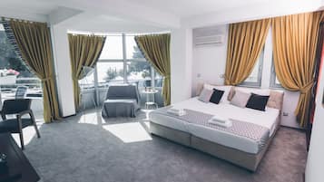Quarto casal ou duplo superior | Roupas de cama premium, frigobar, cofres nos quartos, escrivaninha