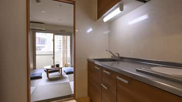 Quarto Triplo Tradicional, não fumadores (Tatami Condo) | Edredões de penas, Wi-fi grátis, roupa de cama fornecida