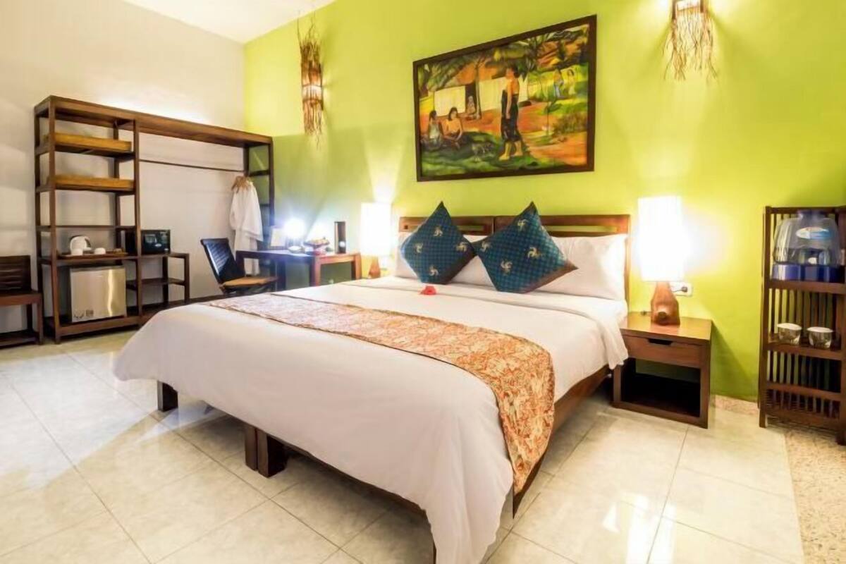 Roupa de alta qualidade, minibar, cofre no quarto, secretária