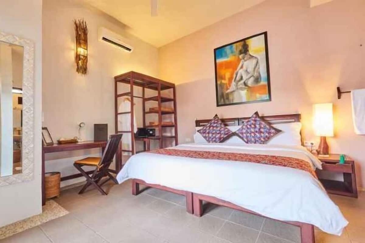 Roupa de alta qualidade, minibar, cofre no quarto, secretária