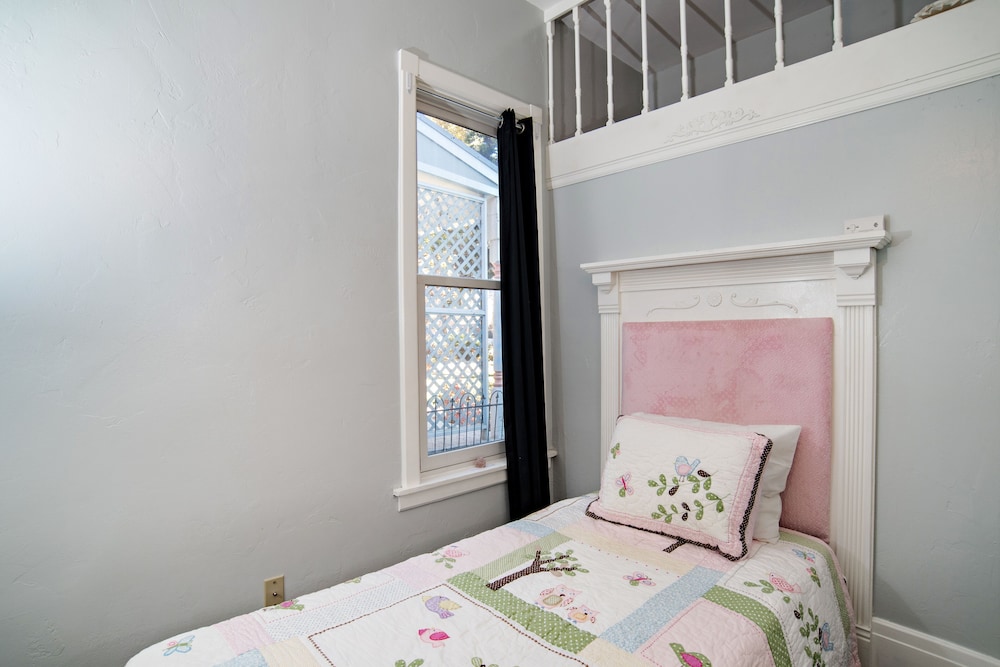 Beautifully Appointed Victorian Home, In The Heart Of Town, Walk To The Pool! - Glenwood Springs, CO