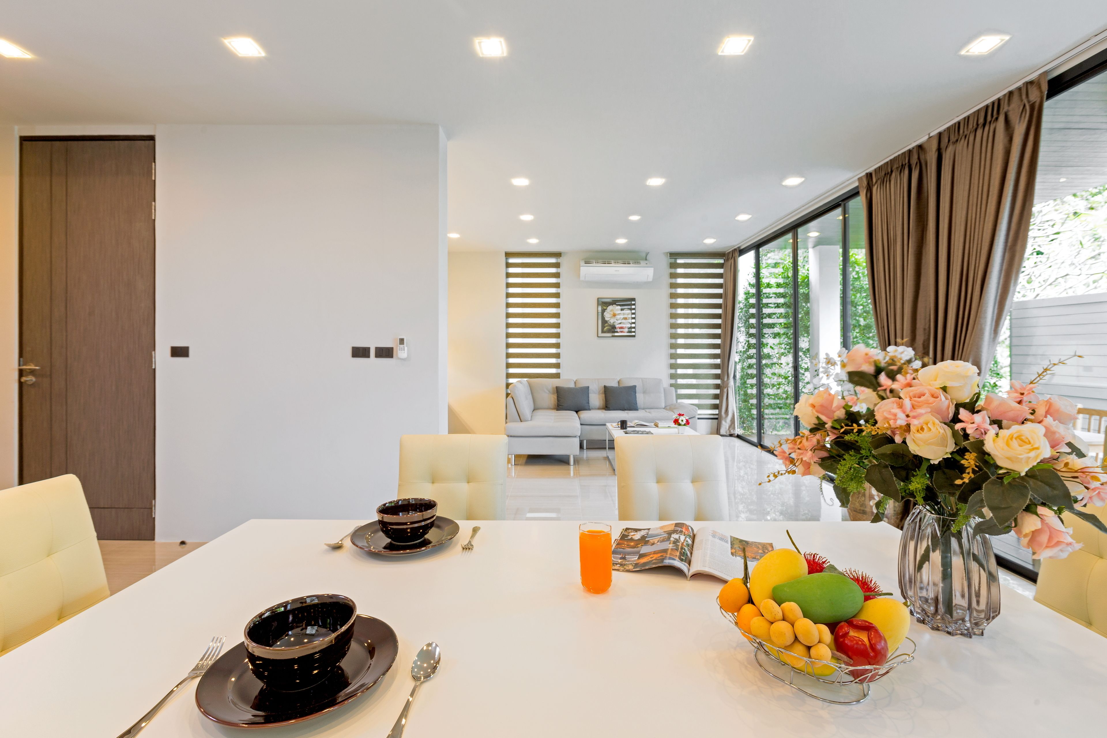 Modern Pool Villa Retreat | Sala de estar | Televisor de ecrã plano de 42 polegadas com canais por cabo, televisor 