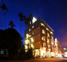 Fachada do alojamento (tarde/noite)