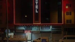 Fachada do alojamento (tarde/noite)