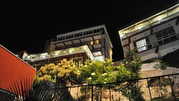 Fachada do alojamento (tarde/noite)
