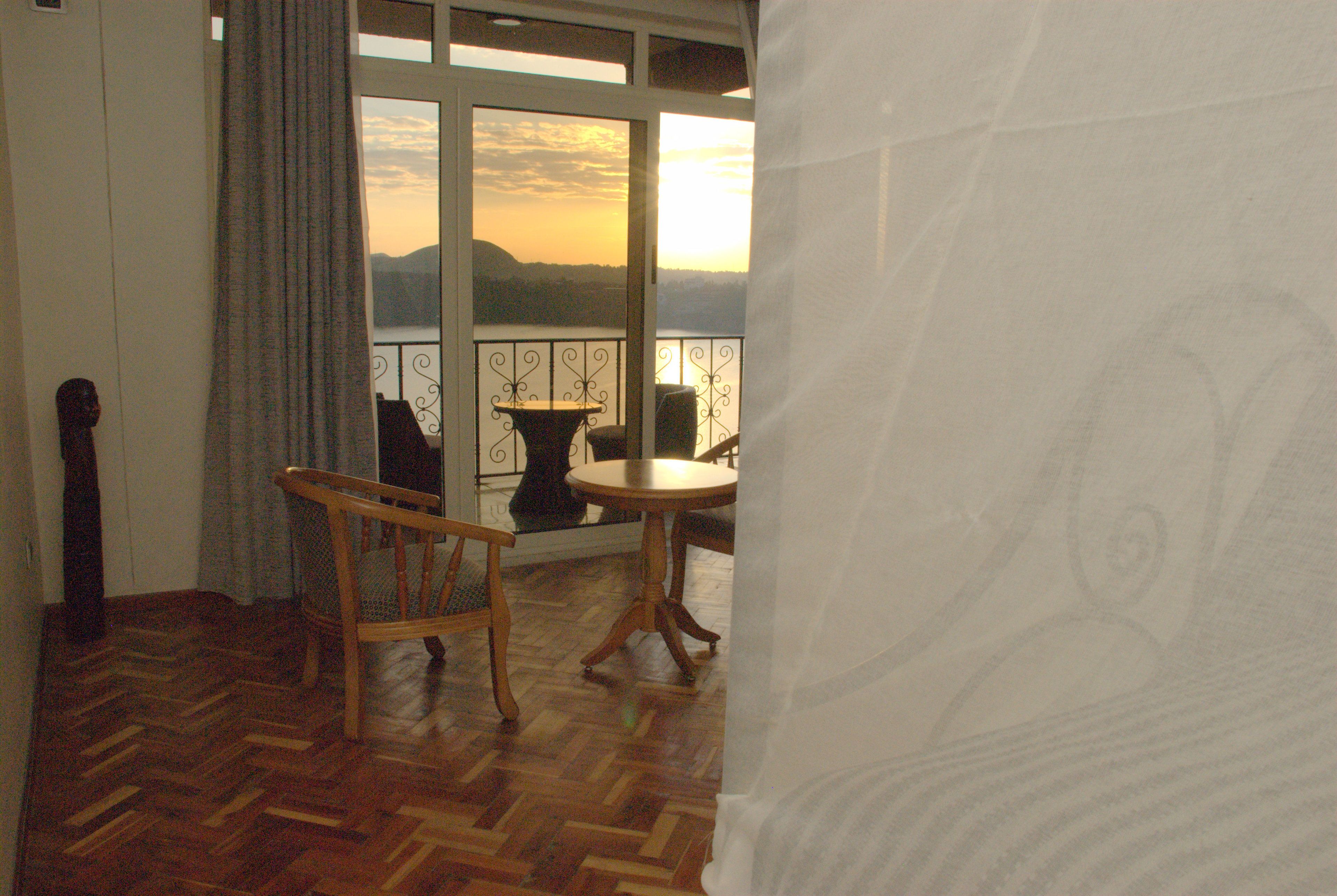 Quarto Duplo Standard, 1 cama queen-size | Sala de estar | TV de ecrã plano 