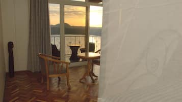 Quarto Duplo Standard, 1 cama queen-size | Sala de estar | TV de ecrã plano