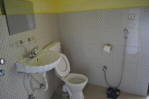 Quarto Básico, vista para a montanha | Casa de banho | Um polibã, artigos de higiene pessoal grátis, toalhas fornecidas 