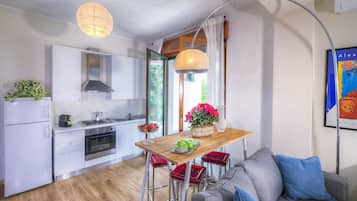 Estúdio, terraço | Kitchenette privada | Um frigorífico, um micro-ondas (a pedido), uma placa de cozinha