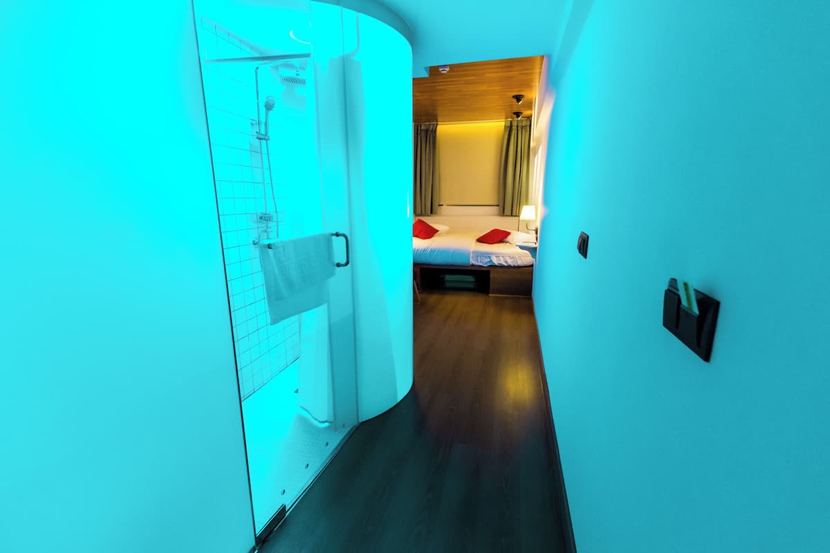 Escrivaninha, espaço de trabalho para notebook, quartos à prova de som