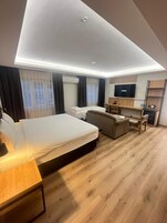 Quarto quádruplo conforto | Área de estar | TV LCD 45 polegadas com canais via satélite, TV
