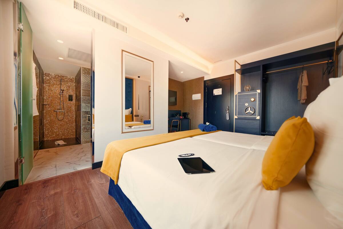 Quarto Twin Deluxe (1adult+1child) | Minibar, cofre no quarto, secretária, cortinas/cortinados opacos