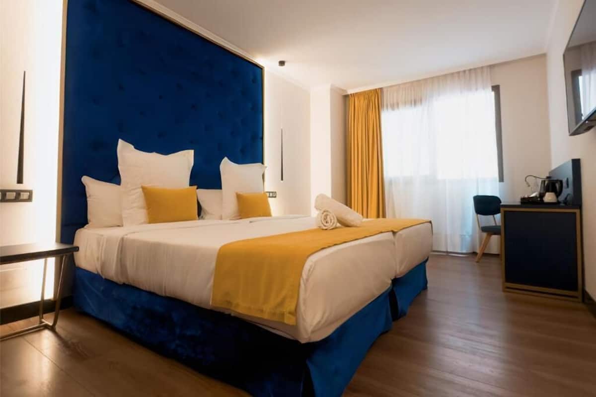Minibar, cofre no quarto, secretária, cortinas/cortinados opacos 