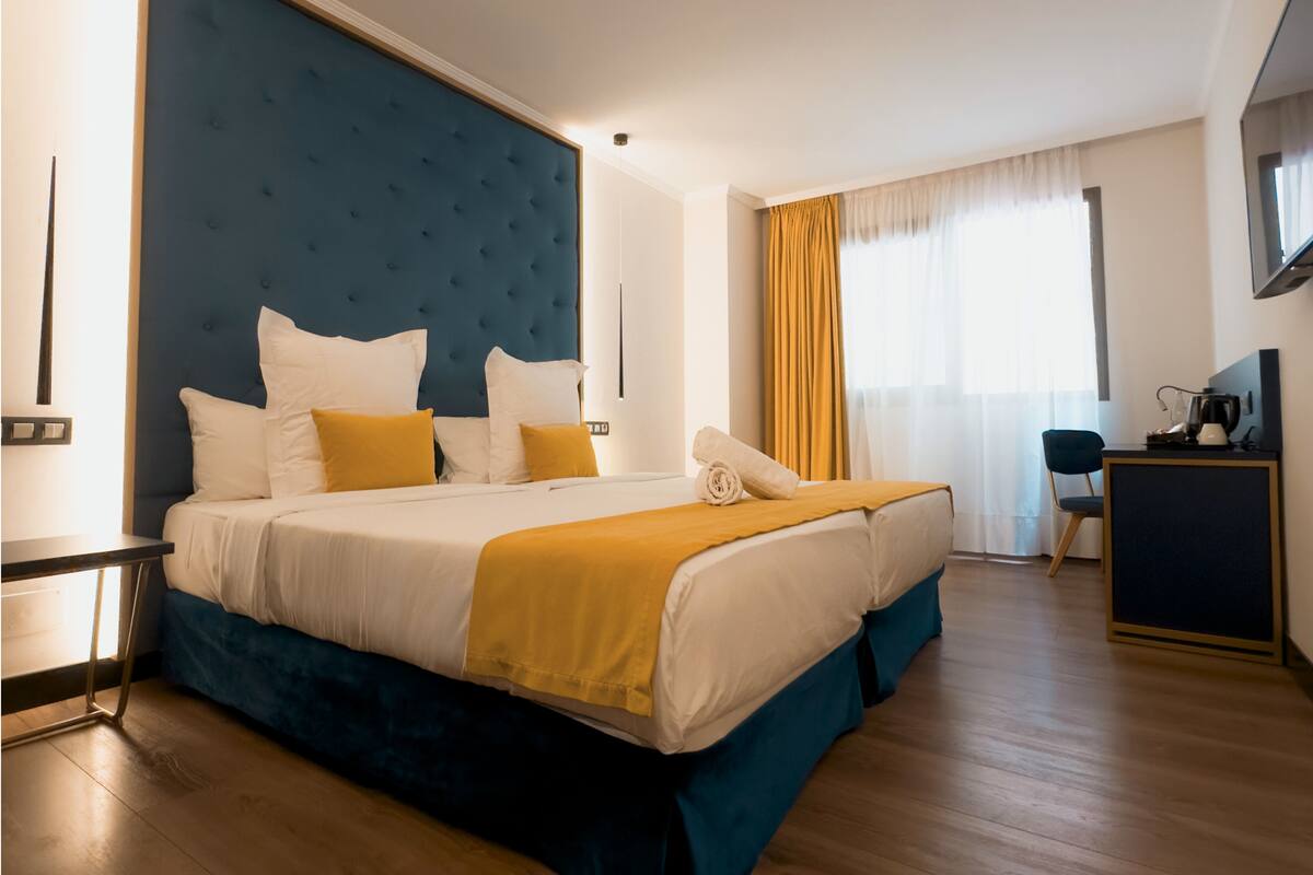 Minibar, cofre no quarto, secretária, cortinas/cortinados opacos