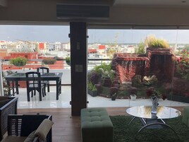 Apartamento premium | Área de estar | TV