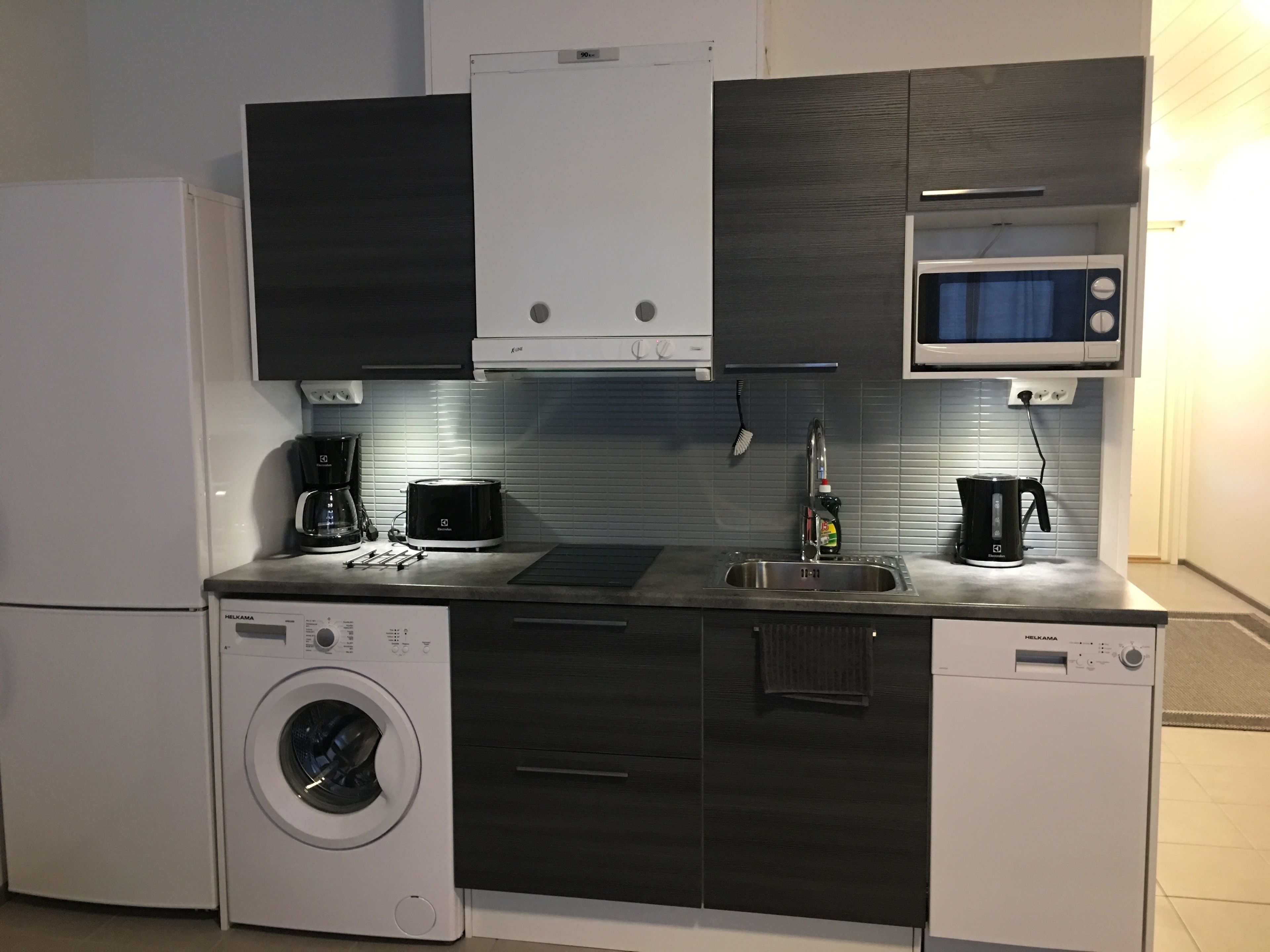Um frigorífico/congelador grande, um micro-ondas, um forno 