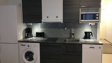 Um frigorífico/congelador grande, um micro-ondas, um forno