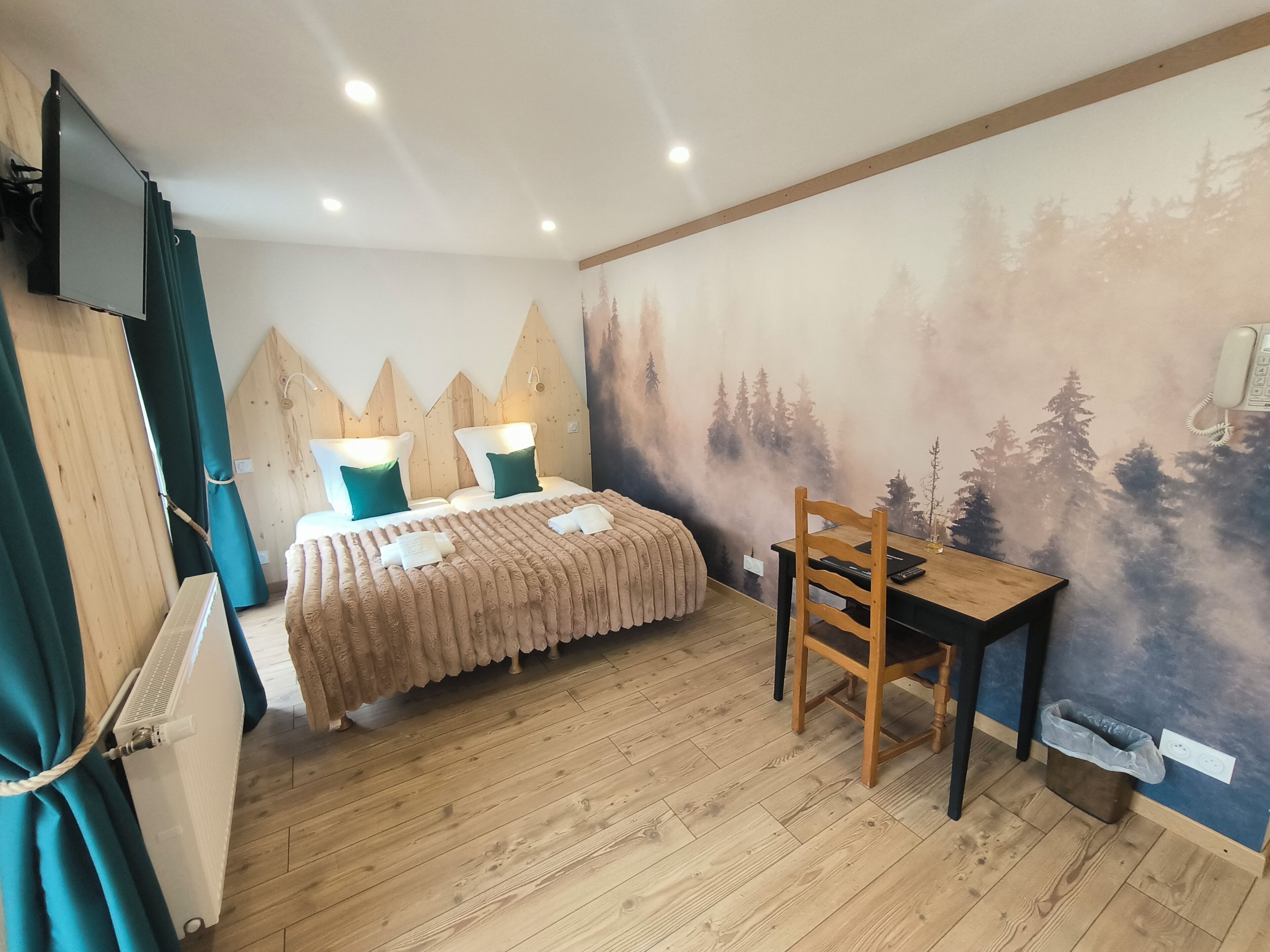 Quarto Duplo Deluxe | Secretária, Wi-fi grátis, roupa de cama fornecida 