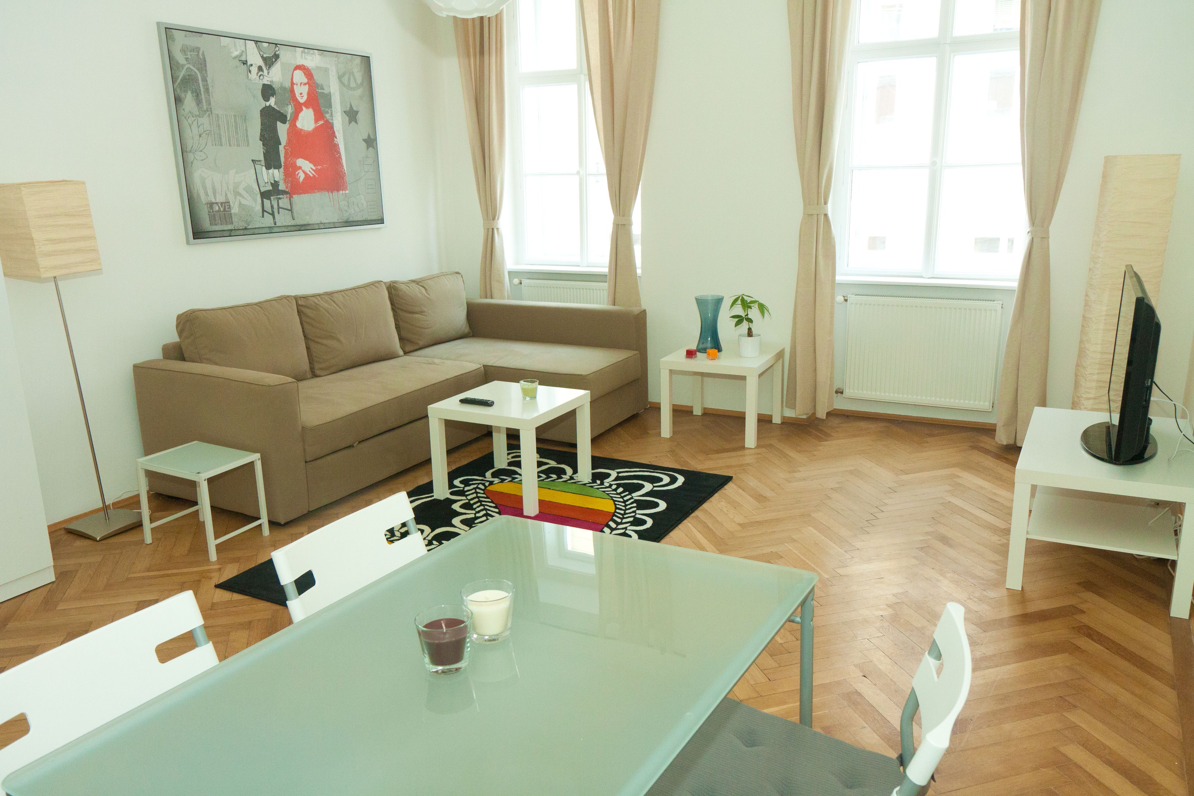 Apartamento clássico, 1 quarto | Área de estar | TV de tela plana