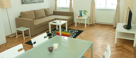 Apartamento clássico, 1 quarto | Área de estar | TV de tela plana