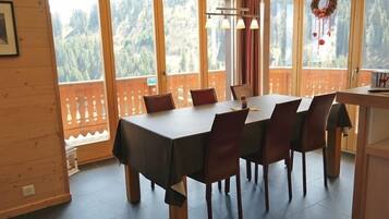 Apartamento, 3 quartos, varanda, vista para a montanha | Refeições no quarto