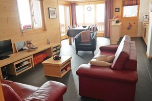 Apartamento, 3 quartos, varanda, vista para a montanha | Sala | TV de ecrã plano, leitor de DVD 