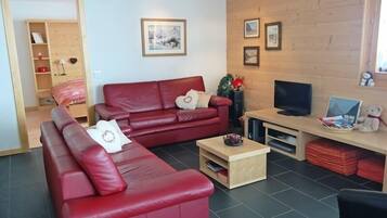 Apartamento, 3 quartos, varanda, vista para a montanha | Sala de estar | TV de ecrã plano, leitor de DVD