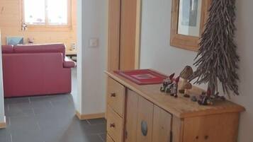 Apartamento, 3 quartos, varanda, vista para a montanha | 3 quartos, Wi-fi grátis, roupa de cama fornecida