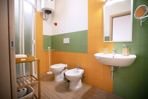 Quarto Triplo (LIBERTY) | Casa de banho | Um polibã, um chuveiro fixo, artigos de higiene pessoal grátis, um bidé