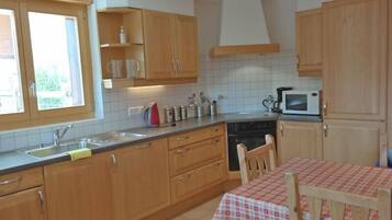 Apartamento, 3 quartos, varanda, vista para a montanha | Cozinha privada | Um frigorífico, um micro-ondas, um forno, uma placa de cozinha