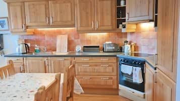 Apartamento, 3 quartos, varanda, vista para a montanha | Cozinha privada | Um frigorífico, um micro-ondas, um forno, uma placa de cozinha