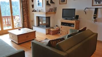 Apartamento, 3 quartos, varanda, vista para a montanha | Sala | TV de ecrã plano, lareira, leitor de DVD