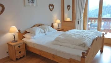 Apartamento, 3 quartos, varanda, vista para a montanha | 3 quartos, Wi-fi grátis, roupa de cama fornecida