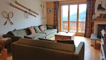 Apartamento, 3 quartos, varanda, vista para a montanha | Sala | TV de ecrã plano, lareira, leitor de DVD