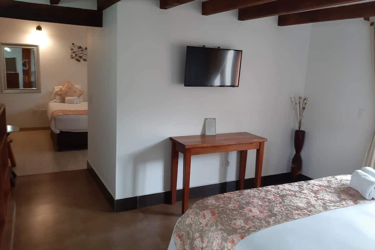 Quarto Familiar, várias camas, vista para a montanha | 1 quarto, roupa de alta qualidade, edredões de penas
