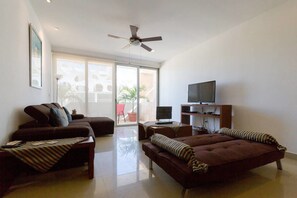 Condo exclusivo, 2 quartos | Área de estar | TV de tela plana