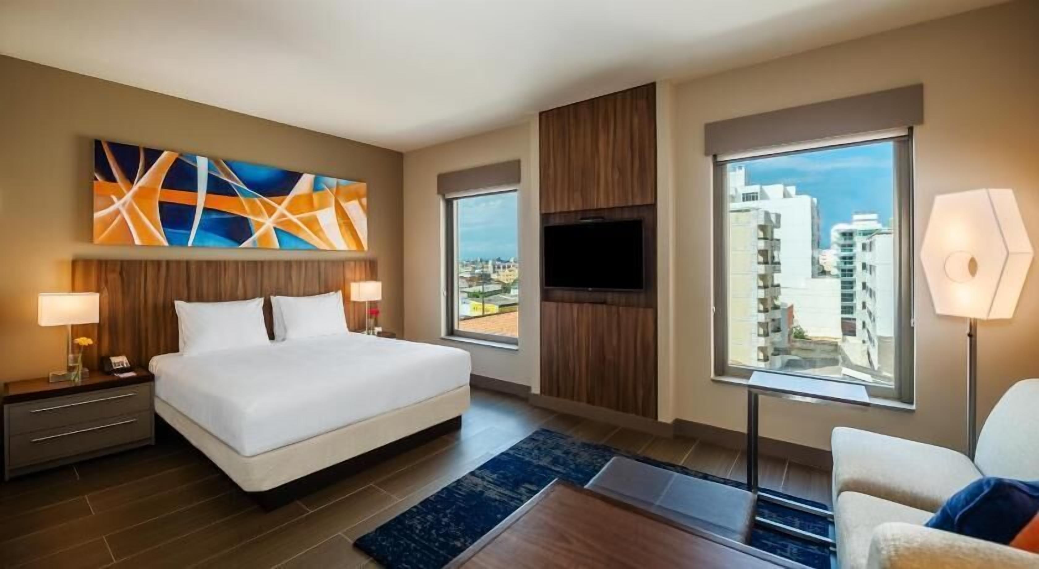 Roupas de cama premium, edredons de pluma, frigobar, cofres nos quartos