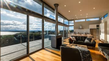 Casa superluxo, 3 quartos, vista para o oceano, de frente para a praia | Área de estar | Smart TV, DVD player