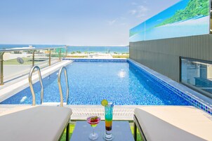 Piscina externa, espreguiçadeiras