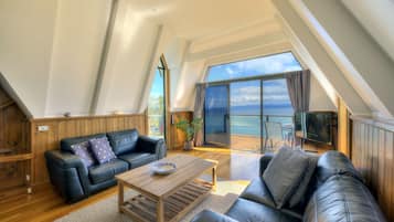 Casa standard, 1 quarto, vista para o oceano, de frente para o mar | Sala de estar | TV de tela plana