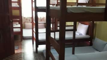 Quarto família (with Veranda) | Escrivaninha, ferros/tábuas de passar roupa