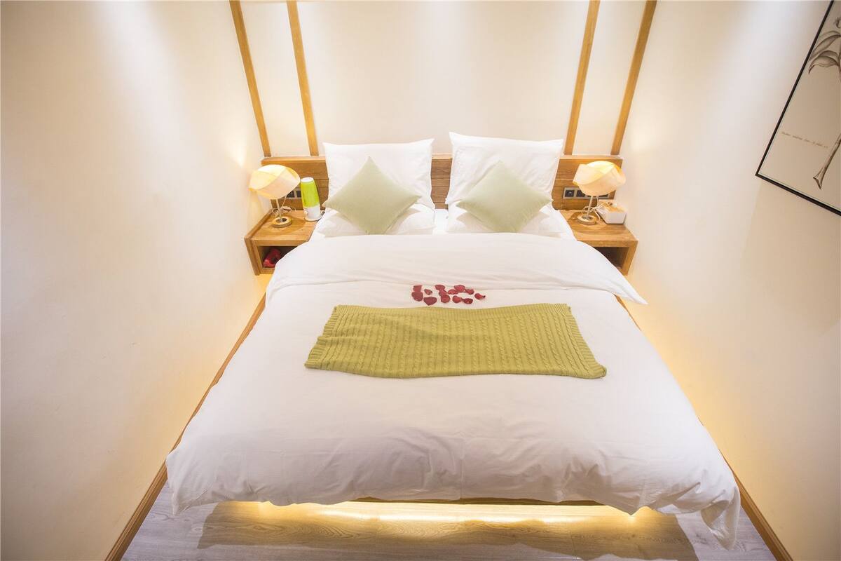 Quarto casal superior, vista para o jardim | Cofres nos quartos, escrivaninha, cortinas blackout, Wi-Fi de cortesia