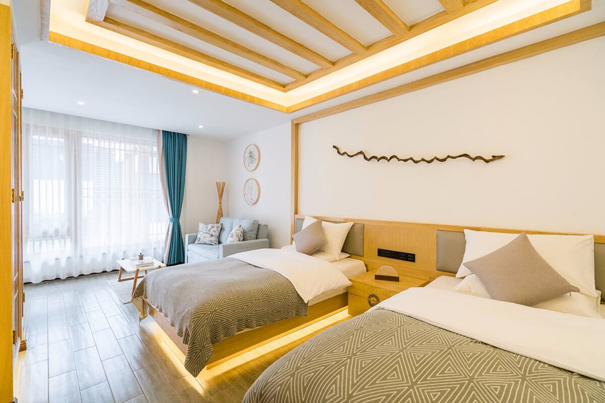 Quarto duplo premier, vista para o jardim | Cofres nos quartos, escrivaninha, cortinas blackout, Wi-Fi de cortesia