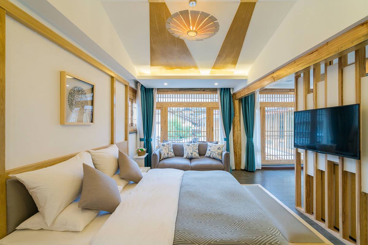 Suíte luxo, vista para o jardim | Cofres nos quartos, escrivaninha, cortinas blackout, Wi-Fi de cortesia