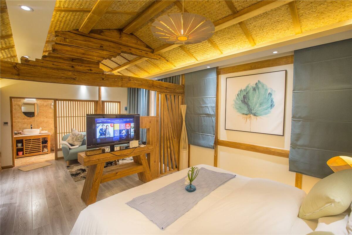 Quarto casal luxo, vista para o jardim | Cofres nos quartos, escrivaninha, cortinas blackout, Wi-Fi de cortesia