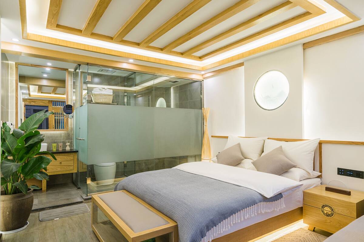 Quarto casal com design assinado, vista para o jardim | Cofres nos quartos, escrivaninha, cortinas blackout, Wi-Fi de cortesia