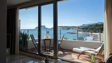 Penthouse Deluxe, vista para o mar | 1 quarto, edredões de penas, minibar