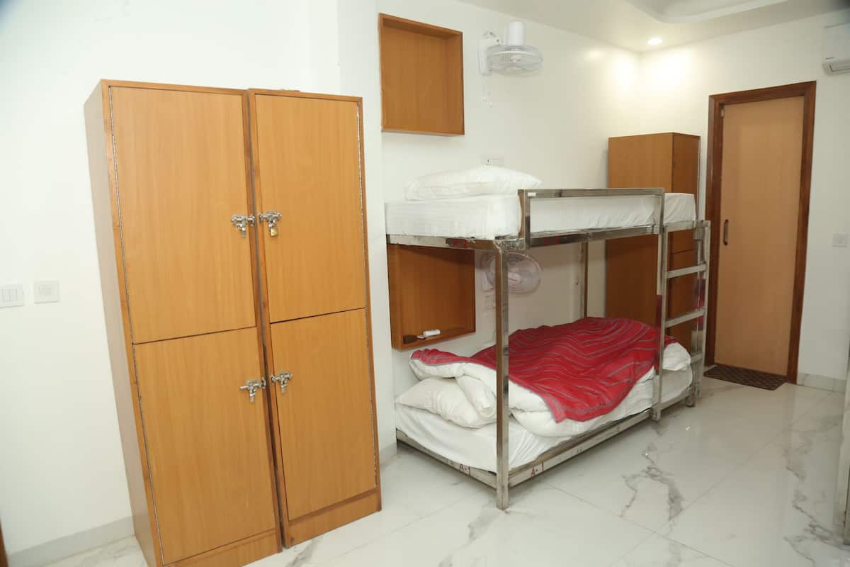 Dormitório Partilhado Standard, em dormitório misto | Minibar, cofre no quarto, Wi-fi grátis, roupa de cama fornecida