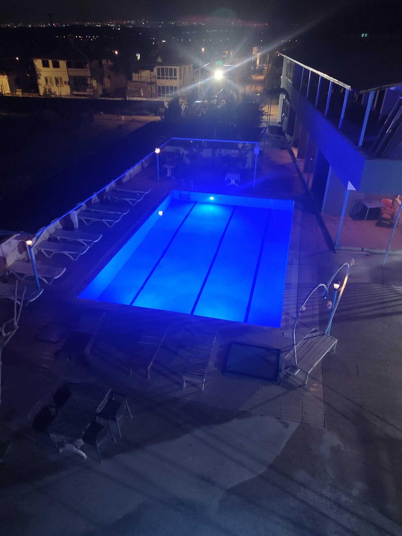 Piscina externa, funciona das 8h às 22h30, guarda-sóis, espreguiçadeiras